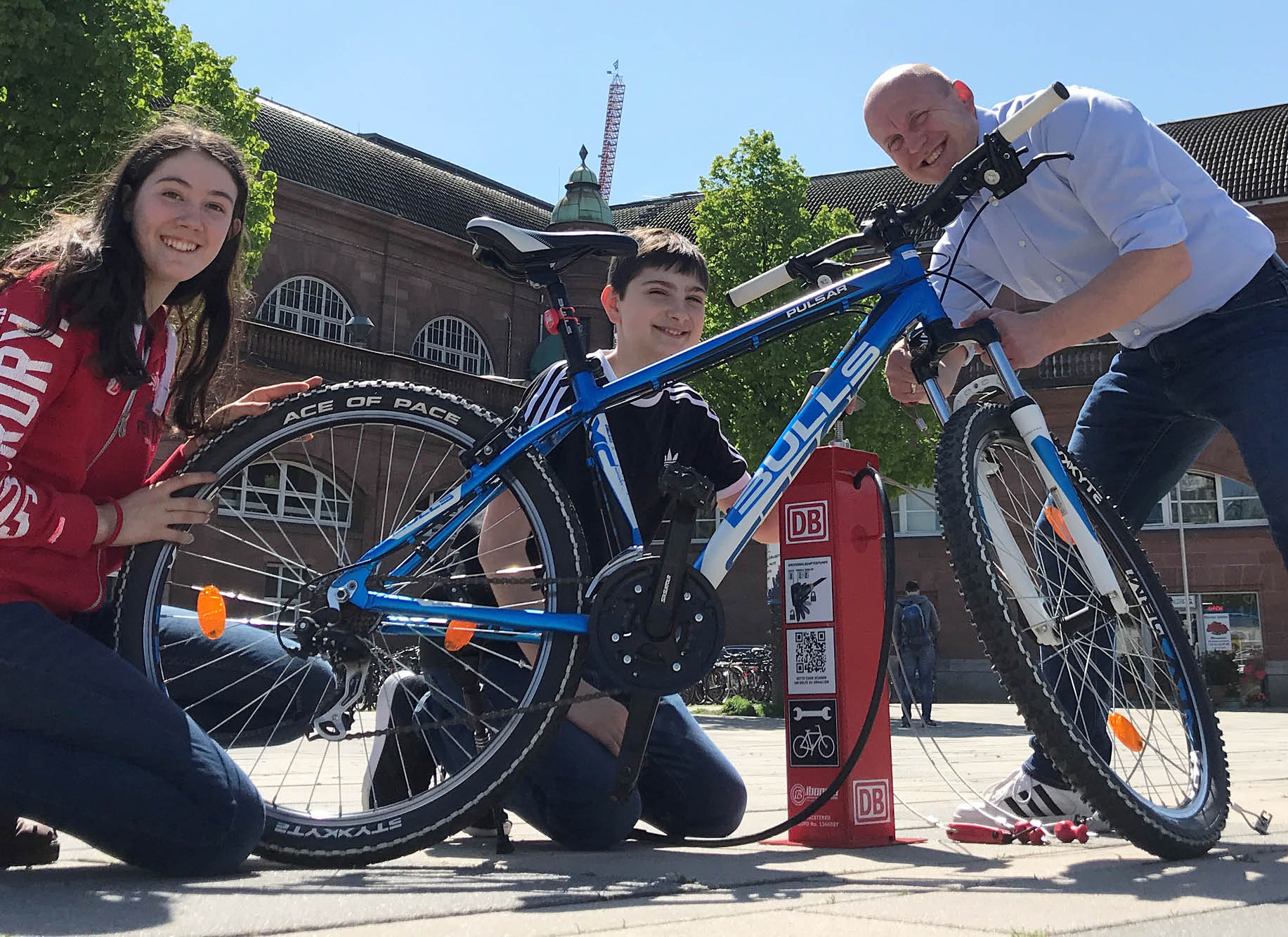 Wir reparieren selbst (Foto: Benjamin Schmidt) - System||Bahn
